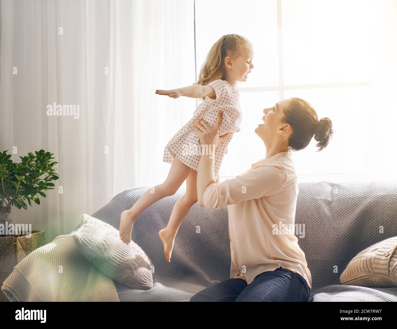 Bonne fête des mères ! Maman et sa fille fille fille fille jouent, sourient et embrasent ...