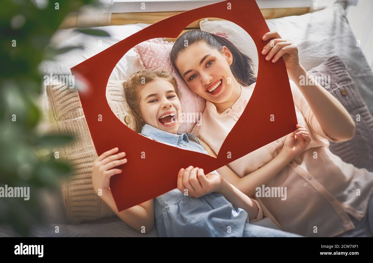 Bonne fête des mères ! Maman et sa fille fille fille fille jouent, sourient et embrasent ...