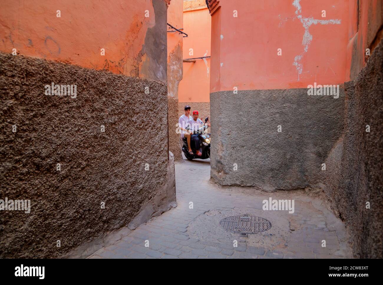 Le motocyclisme sur la rue étroite sinueuse de Marrakech.les scooters ...