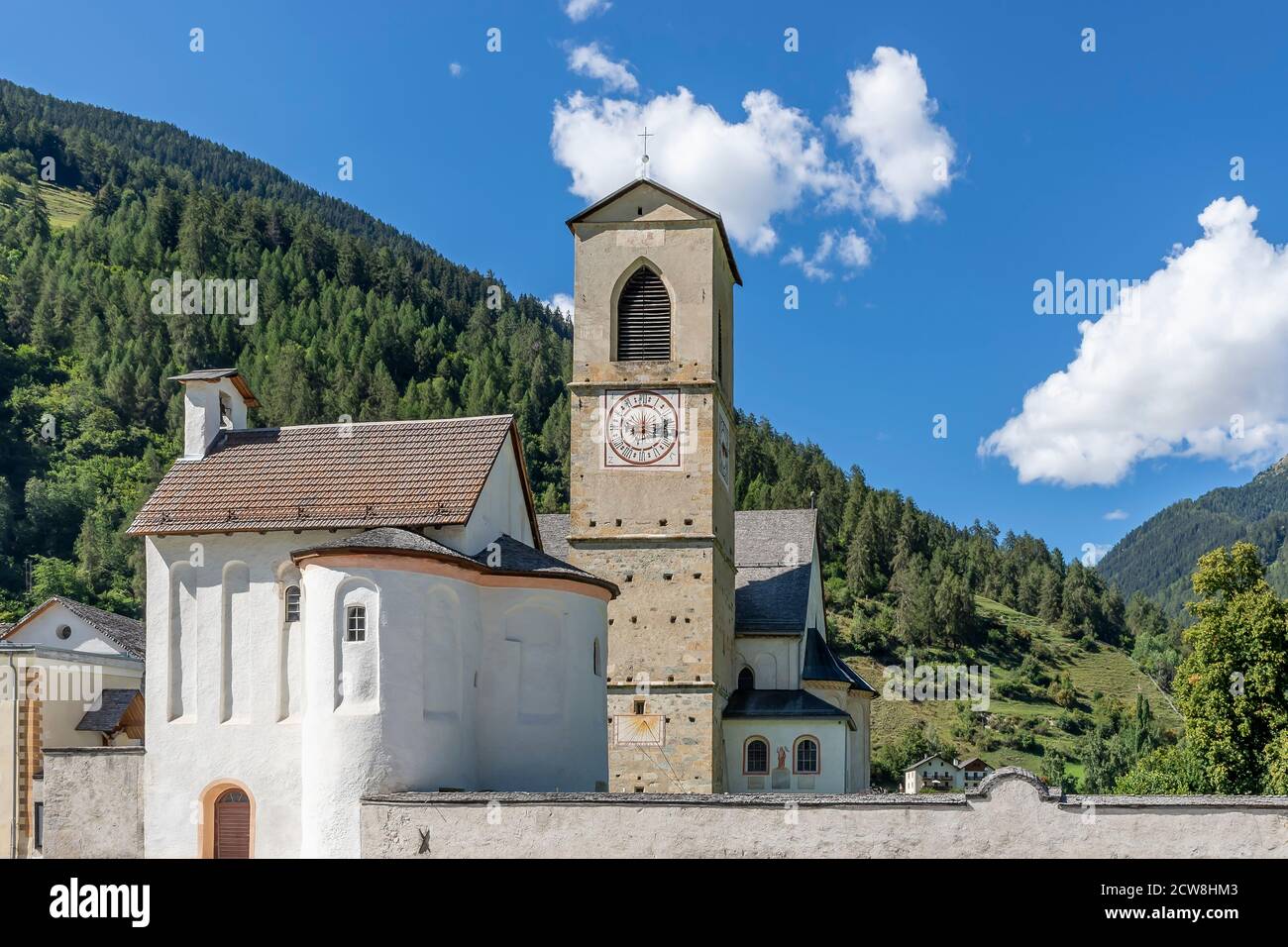 L'ancien monastère Saint-Jean-Baptiste à Müstair, dans le Val Monastero ...
