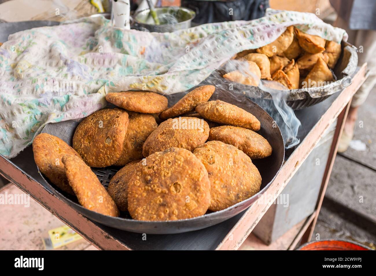 Samosas stall Banque de photographies et d’images à haute résolution ...