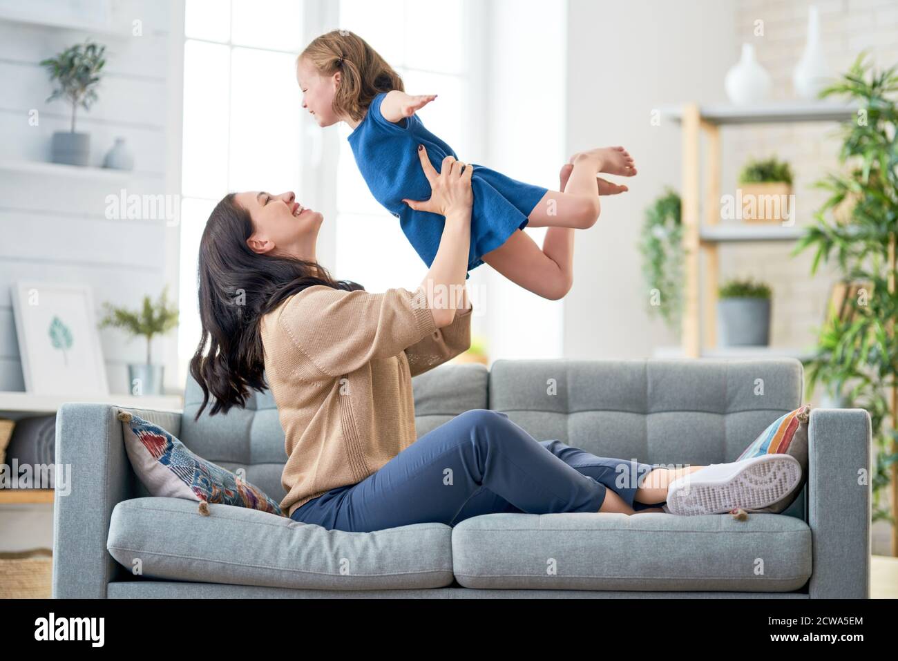 Bonne fête des mères ! Maman et sa fille fille fille fille jouent, sourient et embrasent ...
