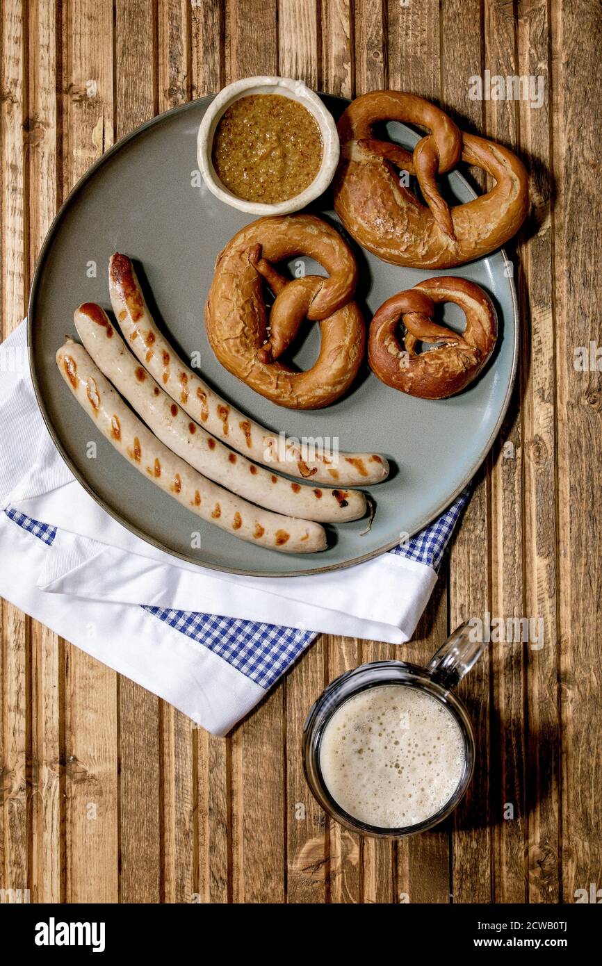 Saucisses de porc grillées bavaroises traditionnelles sur plaque en céramique servies avec de la ...