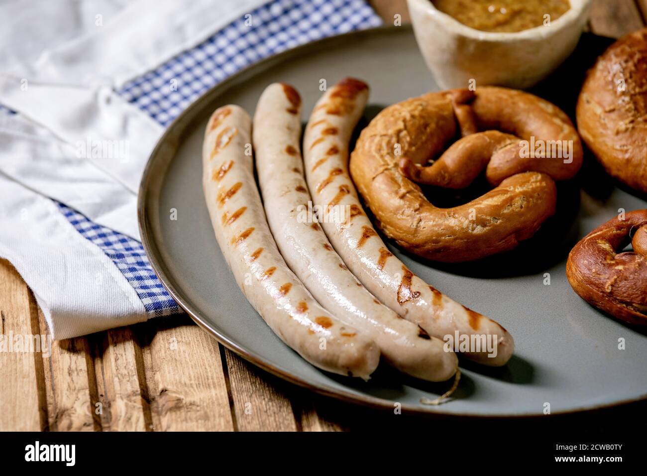 Saucisses de porc grillées bavaroises traditionnelles sur plaque de céramique servies avec ...