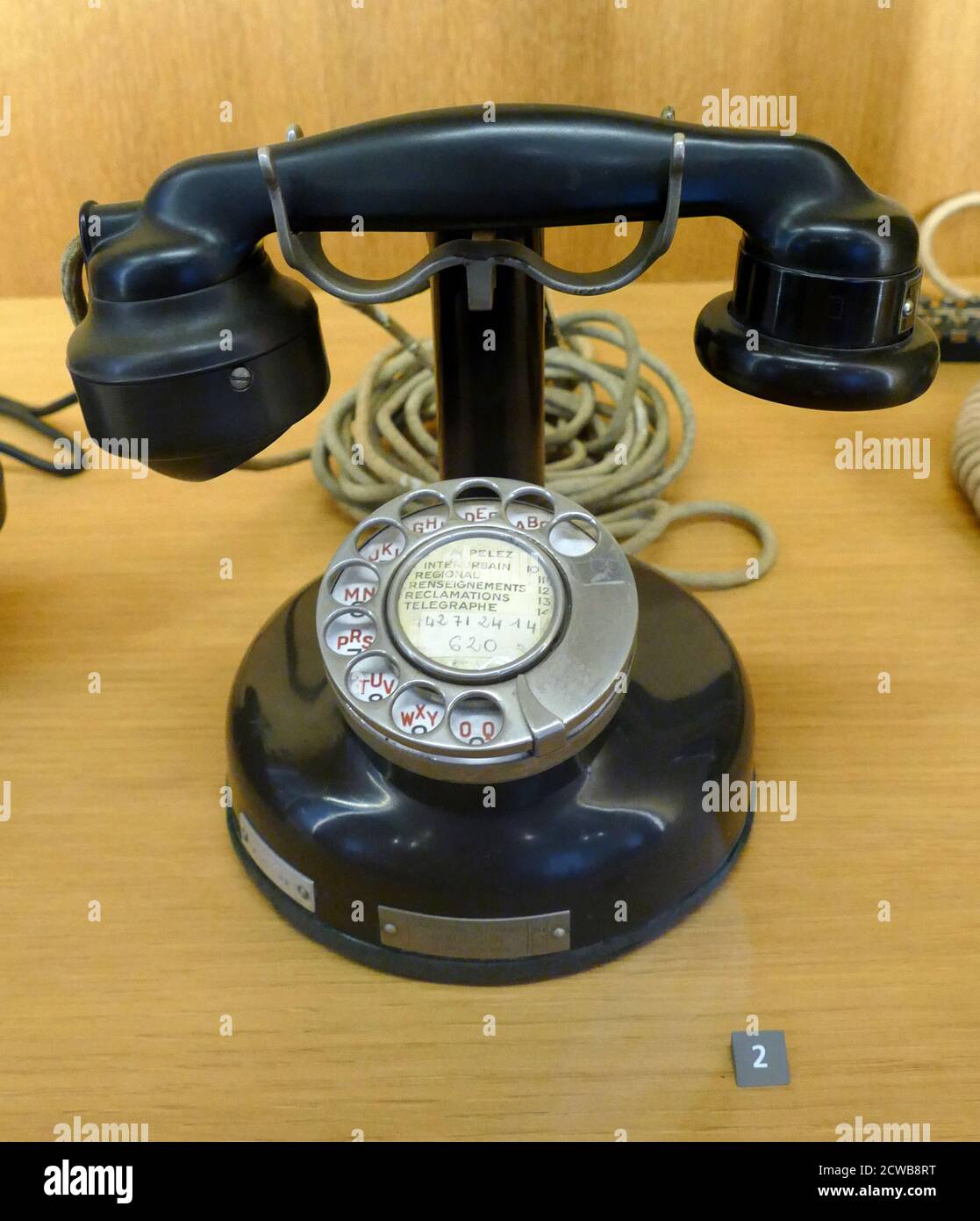 Téléphone français avec ligne téléphonique. Vers 1922 Photo Stock - Alamy