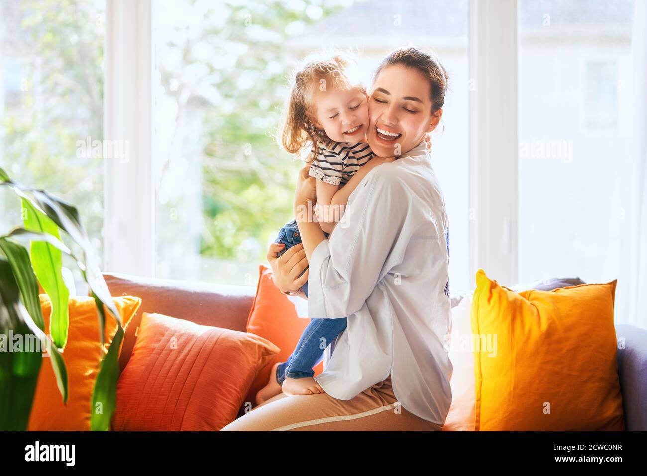 Bonne fête des mères ! Maman et sa fille fille fille fille jouent, sourient et embrasent ...