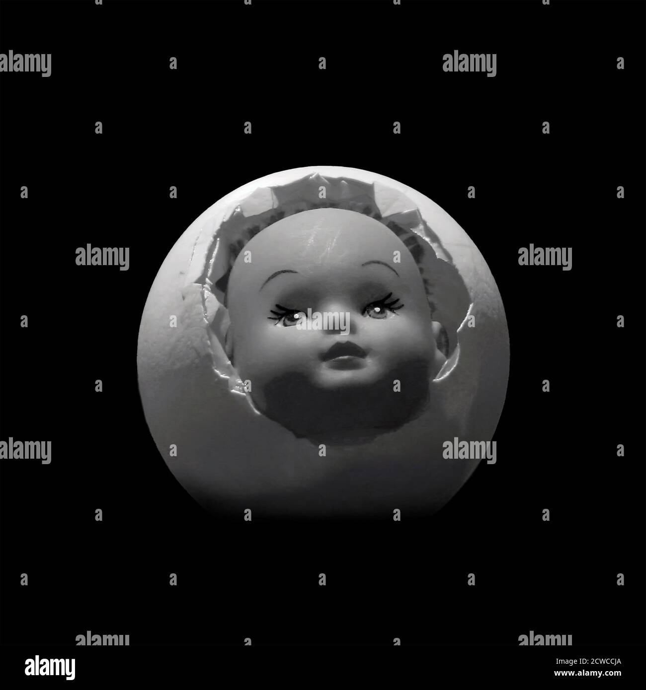 Tête de bébé dans un œuf. Concept de naissance Photo Stock - Alamy