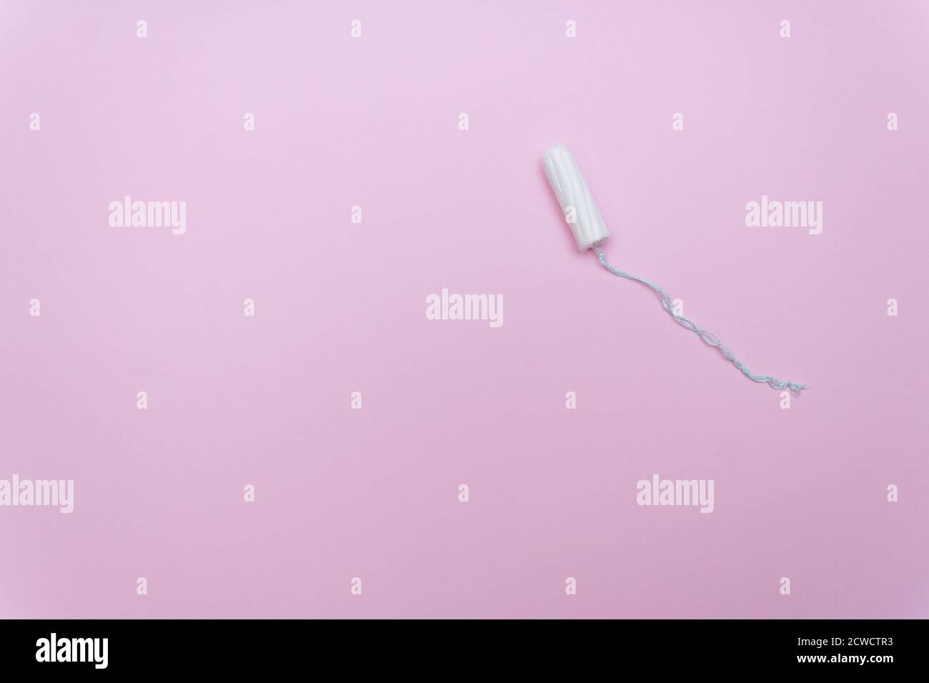 Un tampon blanc. Hygiène féminine pendant les jours de la période ...