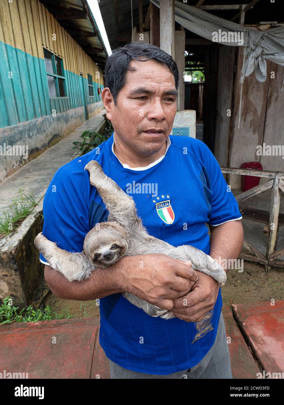 Homme tenant un animal de compagnie Banque de photographies et d’images ...