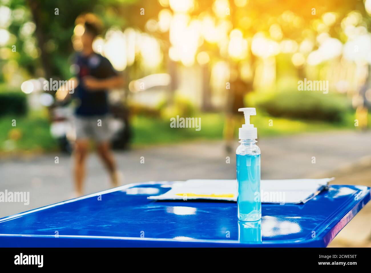 Flacon de gel alcoolisé bleu et registre sur le Tableau pour les ...