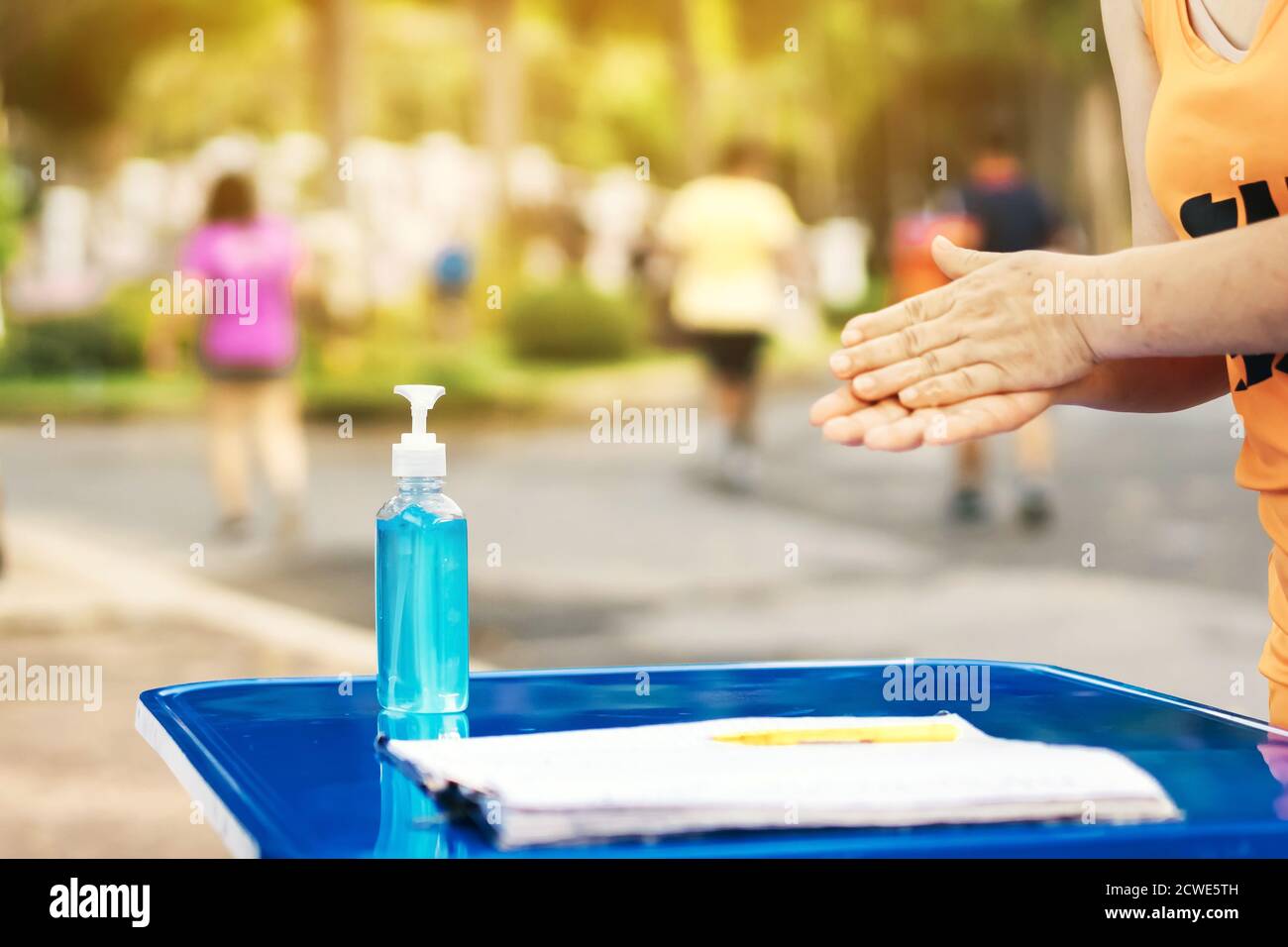 Flacon de gel alcoolisé bleu et registre sur le Tableau pour les ...