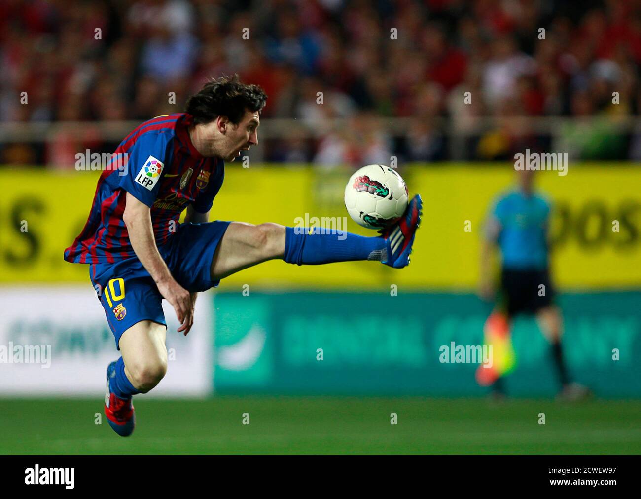 Barcelonas lionel messi controls ball Banque de photographies et d’images à haute résolution - Alamy