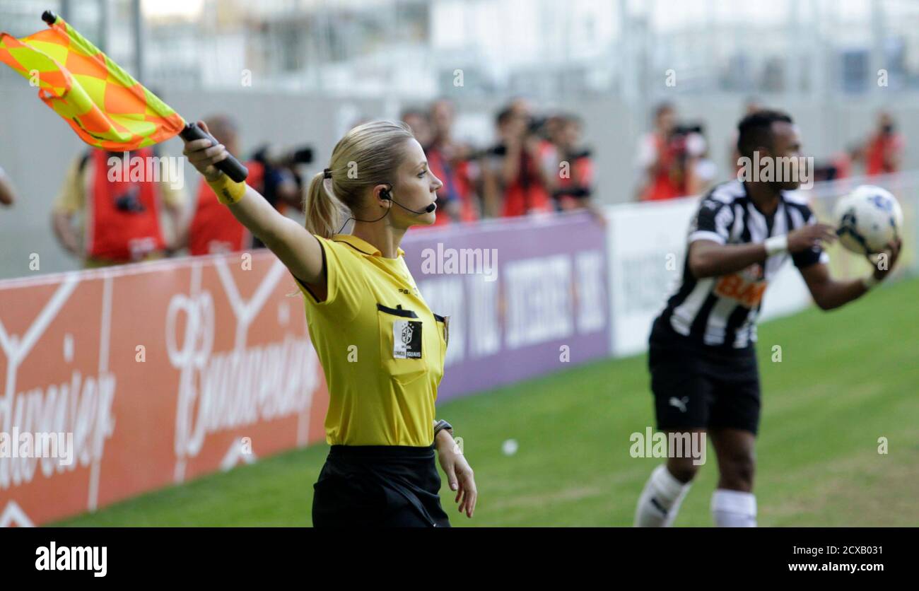 Brazilian assistant referee fernanda colombo Banque de photographies et ...