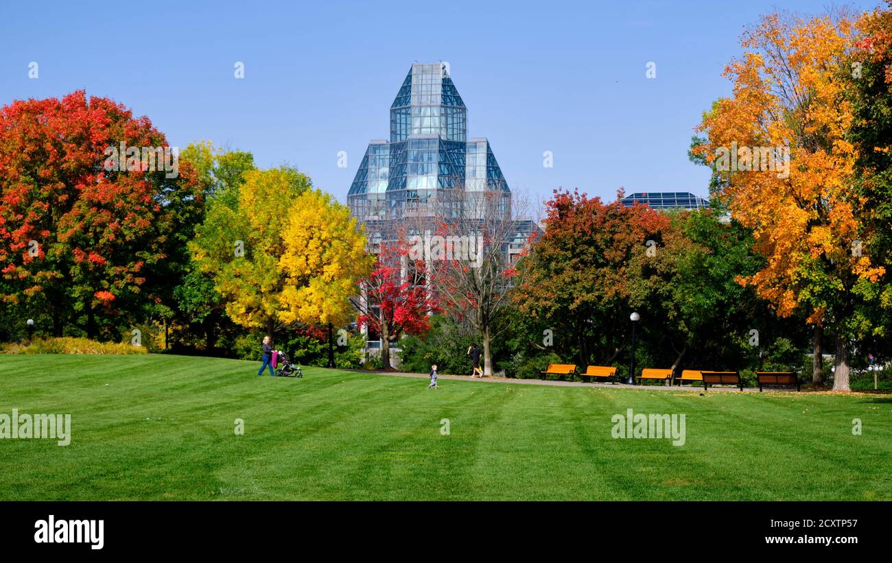 Le parc Major's Hill à Ottawa s'est tourné vers des couleurs d'acolonne ...