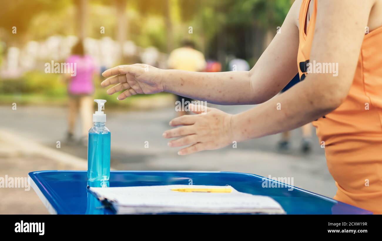 Flacon de gel alcoolisé bleu et registre sur le Tableau pour les ...