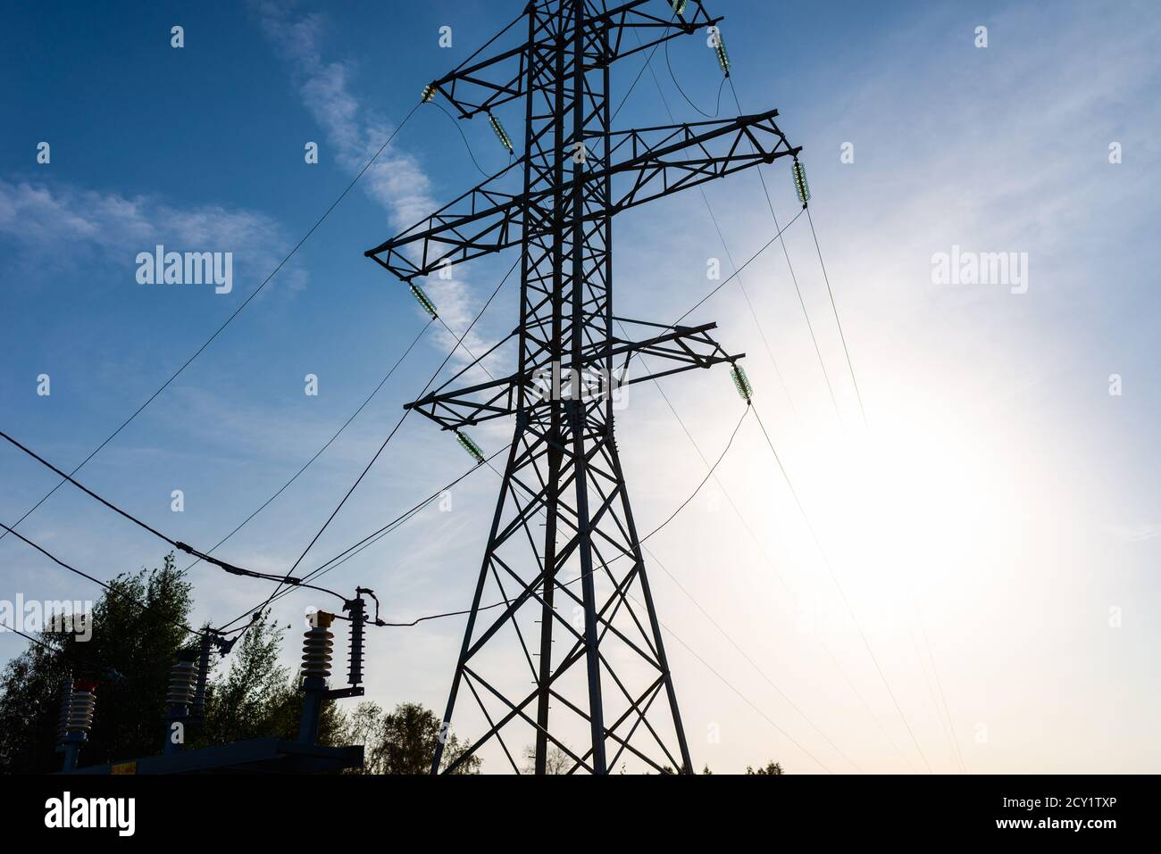 fils de poteau haute tension lignes électriques au coucher du soleil ou au lever du soleil ...