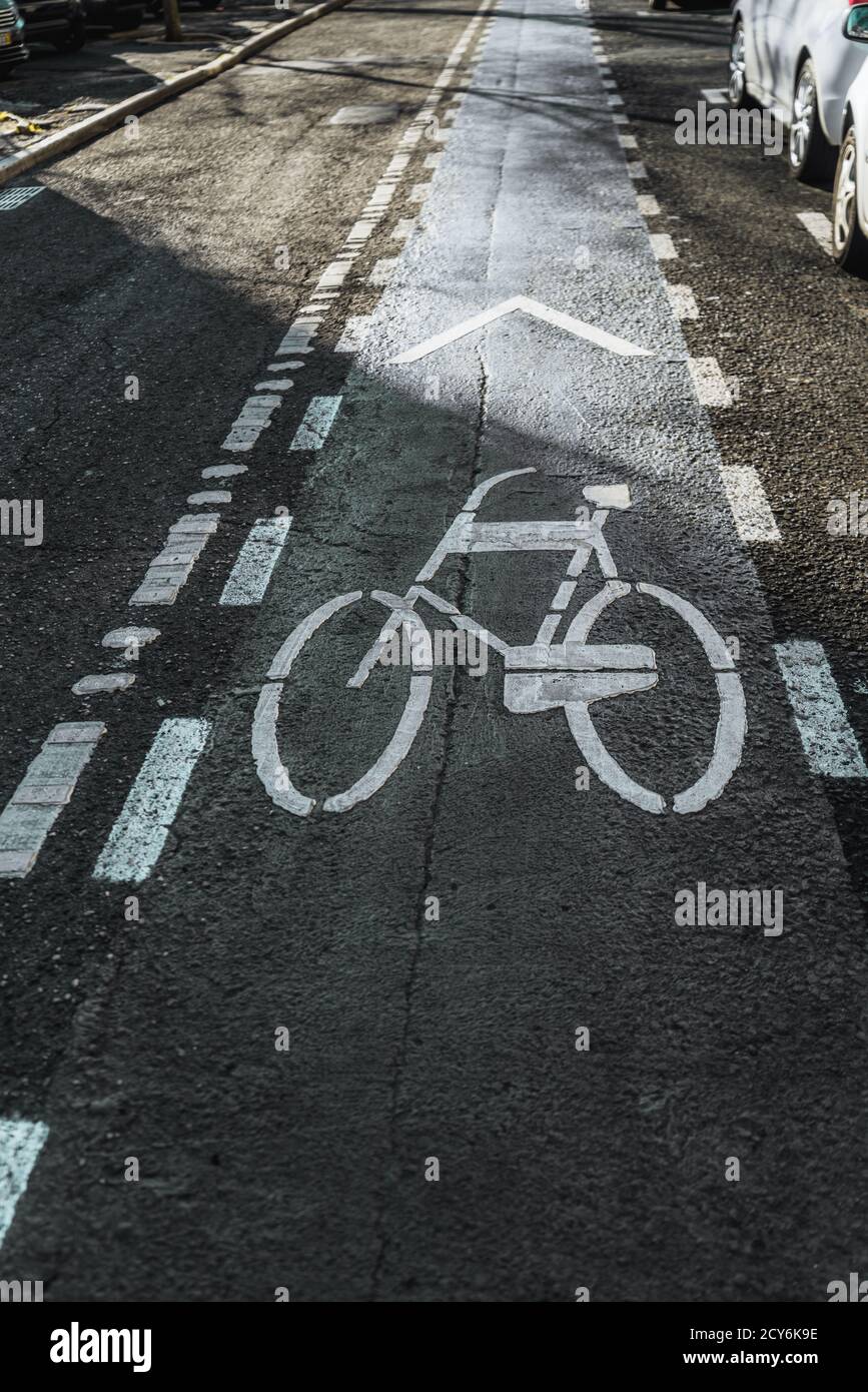 Plan vertical d'une étroite piste cyclable s'étendant sur la distance ...
