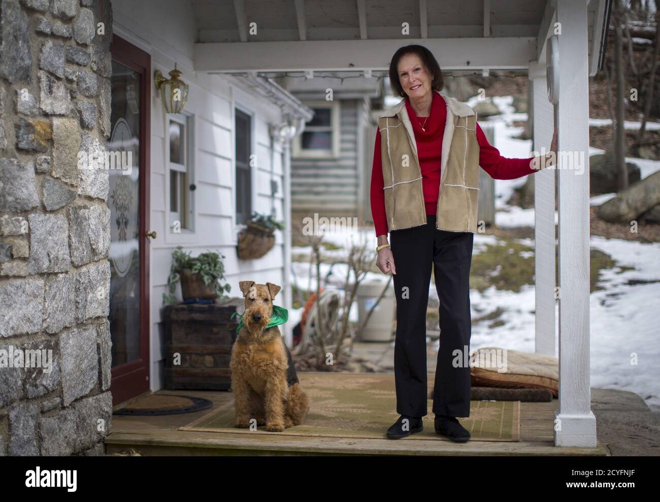 Renee Richards pose pour un portrait alors qu'elle se tient sur le ...