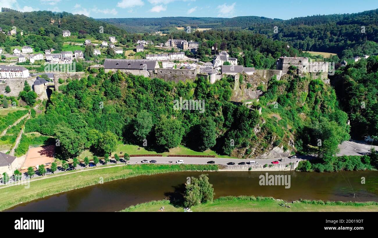 Vue aérienne du château de Bouillon, château médiéval de la ville de ...