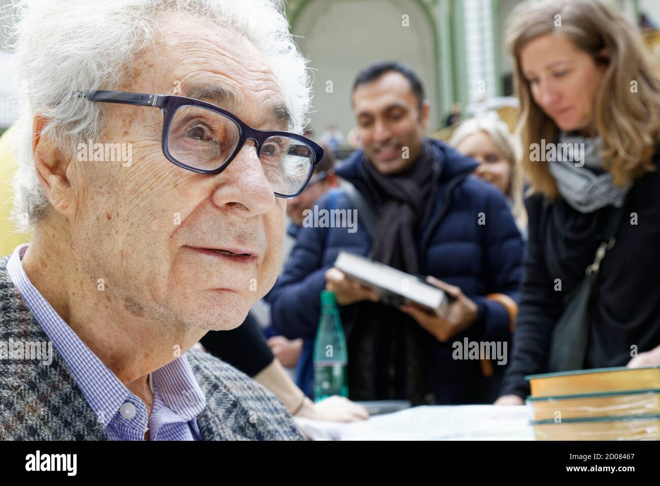 Paris, France. 10 novembre 2016.Elliott Erwitt dédie son livre, la ...