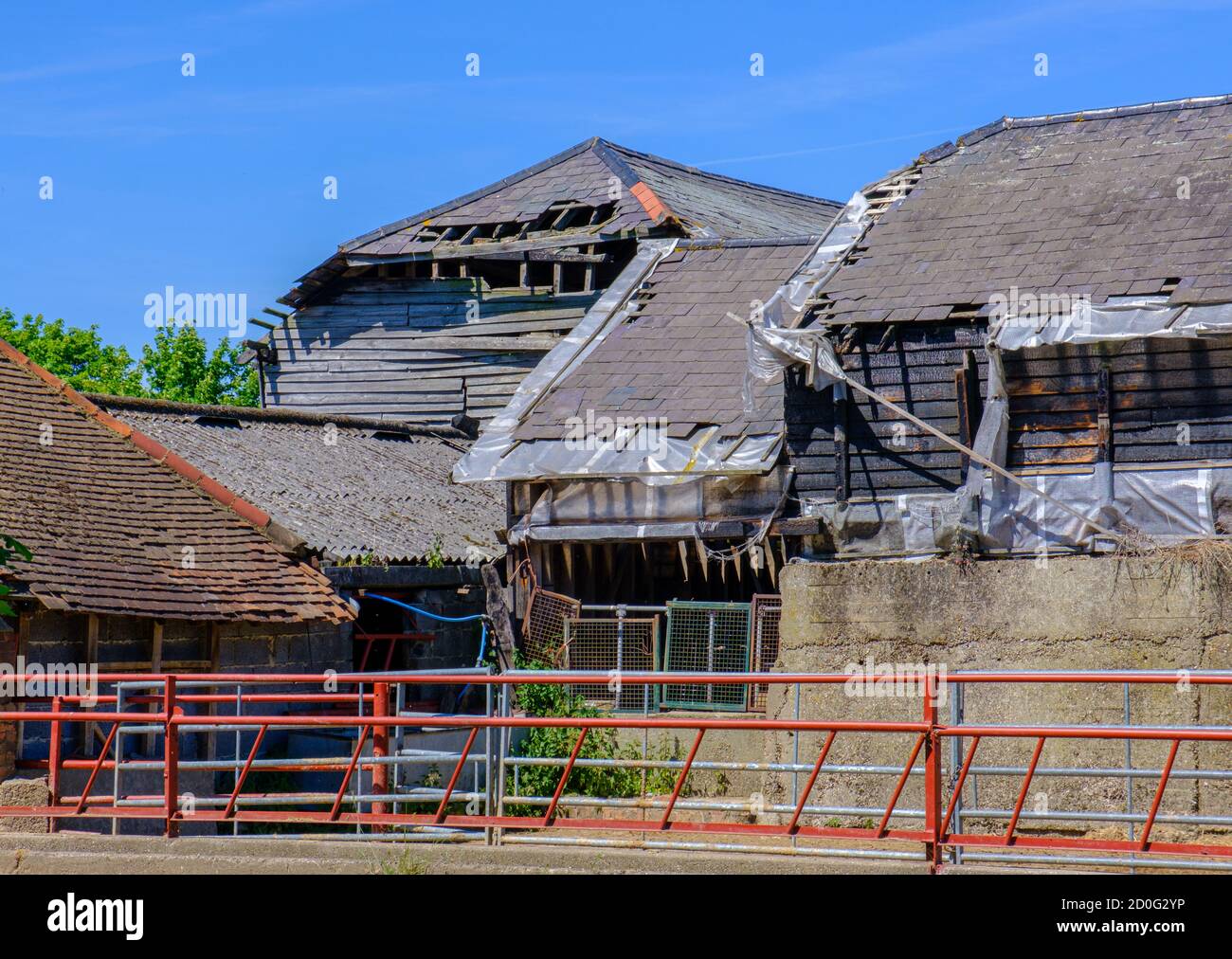 Vieux bâtiments de ferme en ruine avec toits de tuiles cassés avec ...