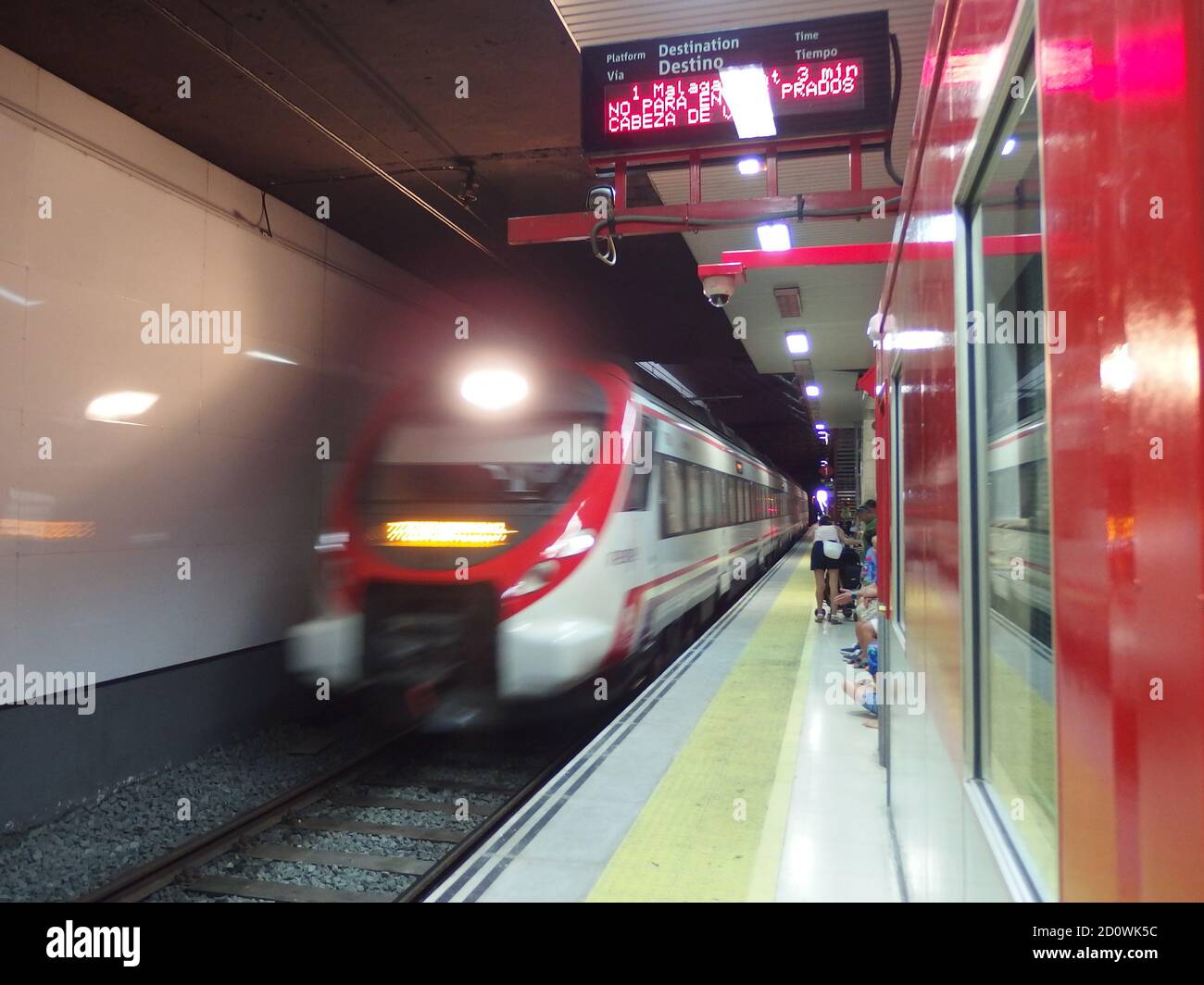 Train Renfe cercanias arrivant à la gare de Fuengirola. Province de ...