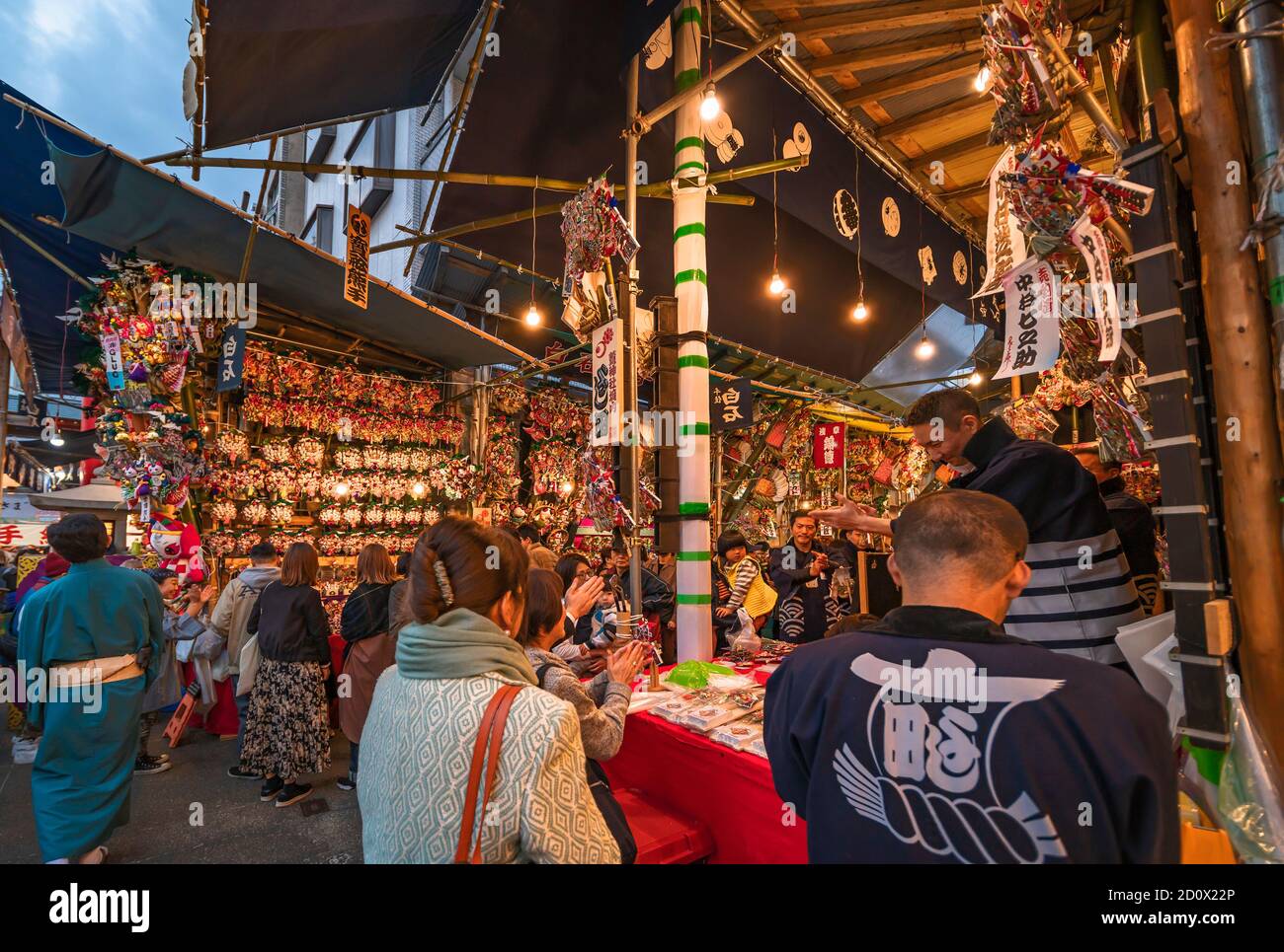 asakusa, japon - novembre 08 2019: Marchand de la foire de l'Oakes ou ...