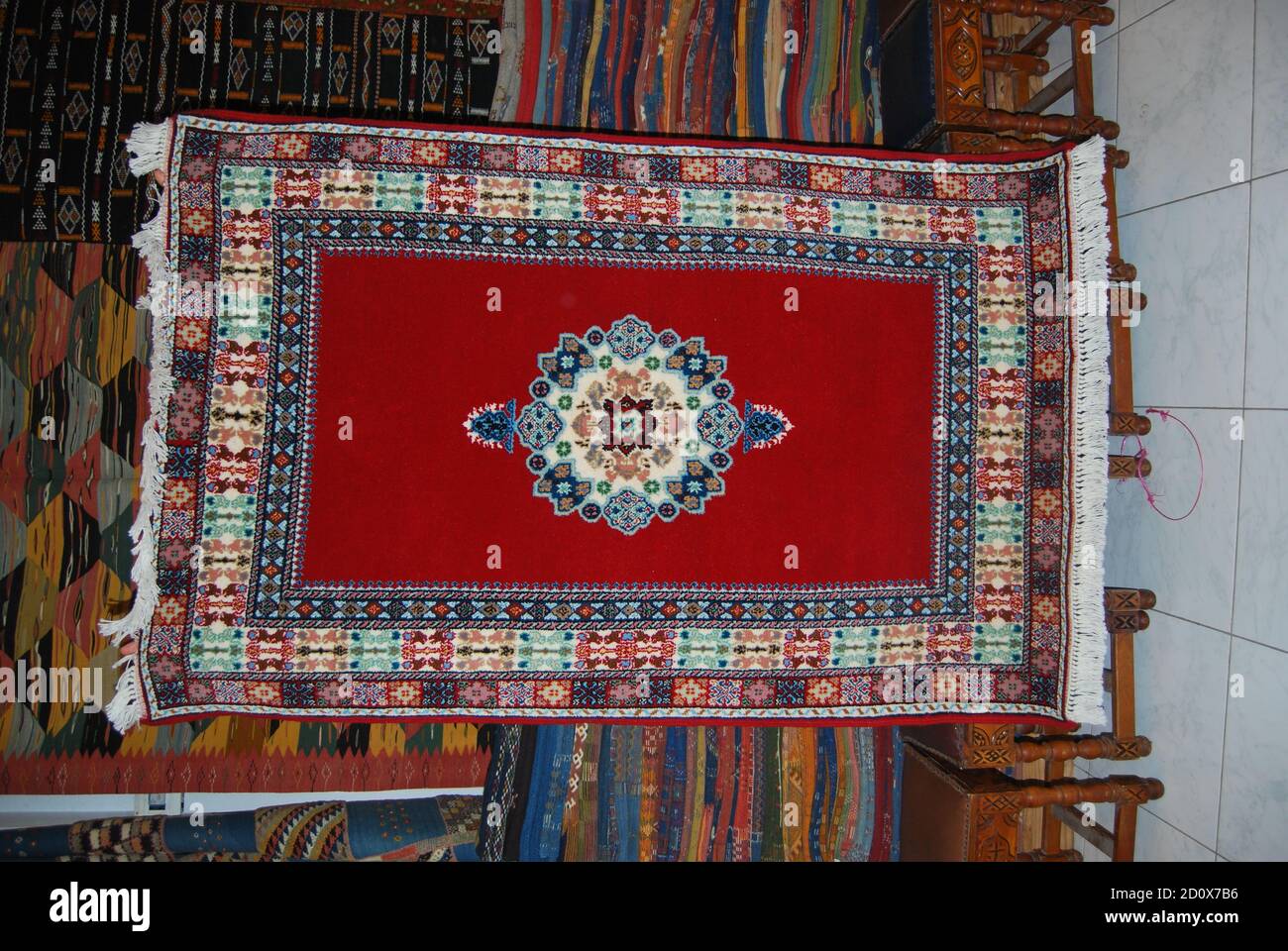Tapis rouge marocain. Mobilier marocain ancien Photo Stock - Alamy