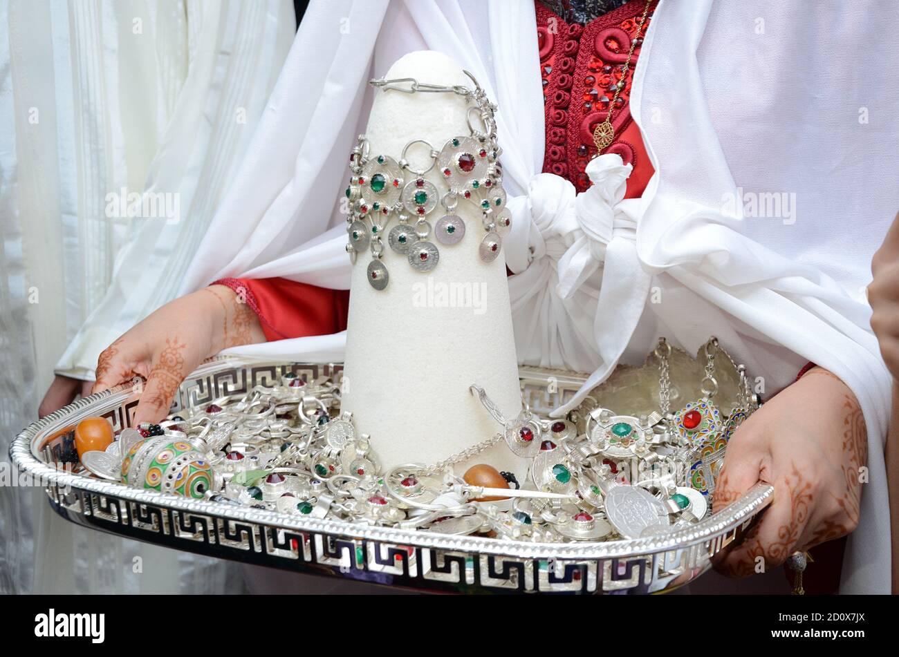 Mariage marocain. Une femme détient une pyramide de sucre Photo Stock ...