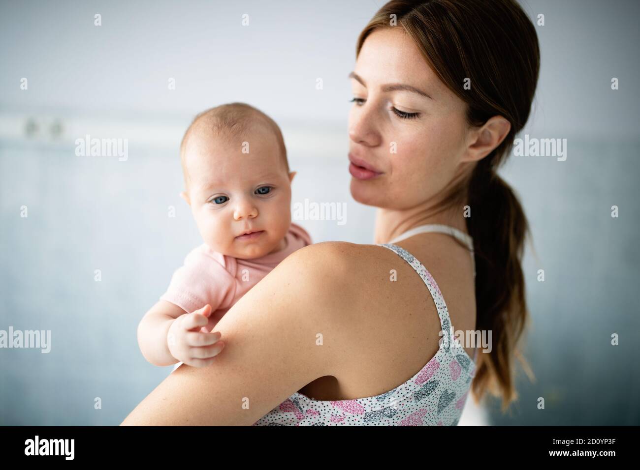 Belle femme avec petit enfant Banque de photographies et d’images à ...