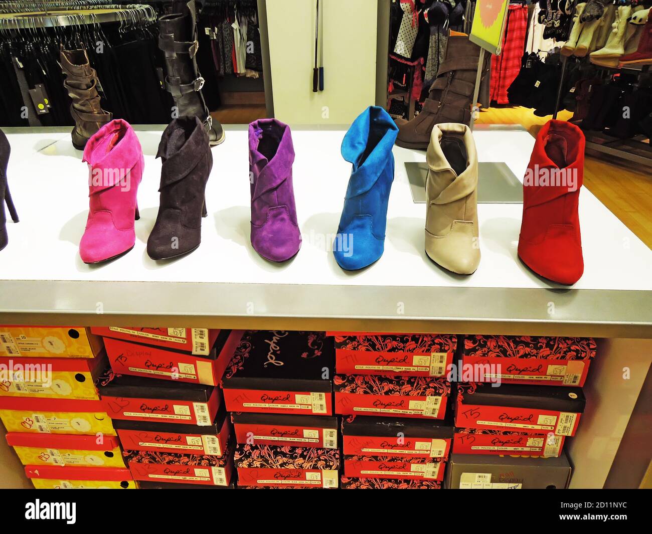 Femme dans un magasin de chaussures Banque de photographies et d’images ...