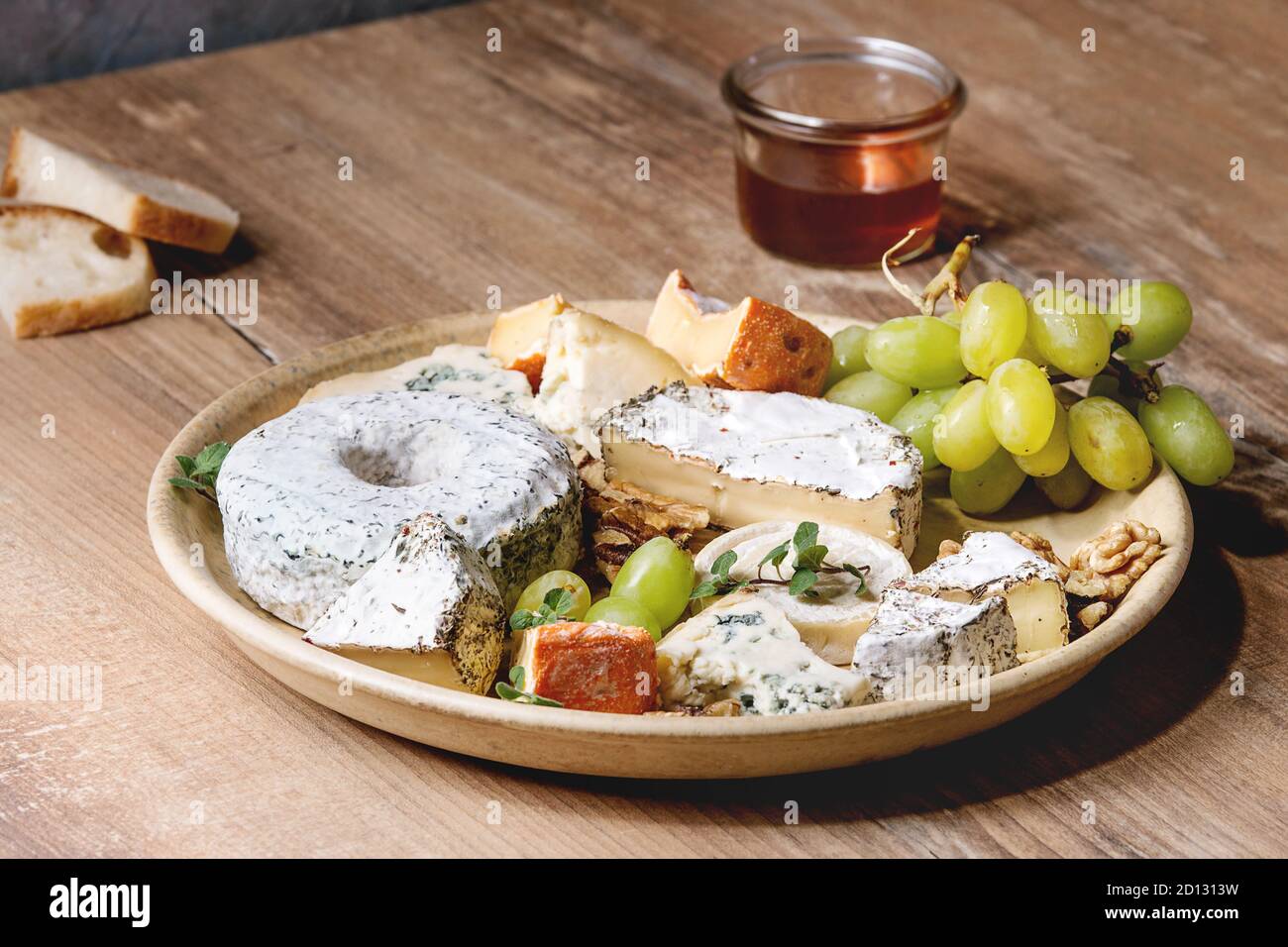 Plateau de fromages assortiment de fromages français servi avec du miel ...