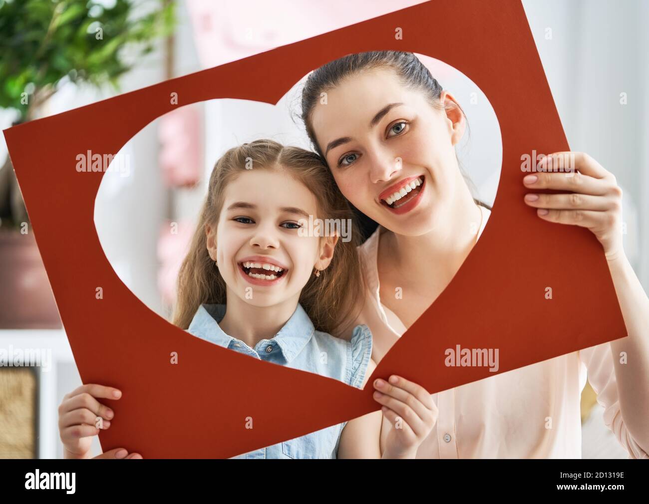 Bonne fête des mères ! Maman et sa fille fille fille fille jouent, sourient et embrasent ...