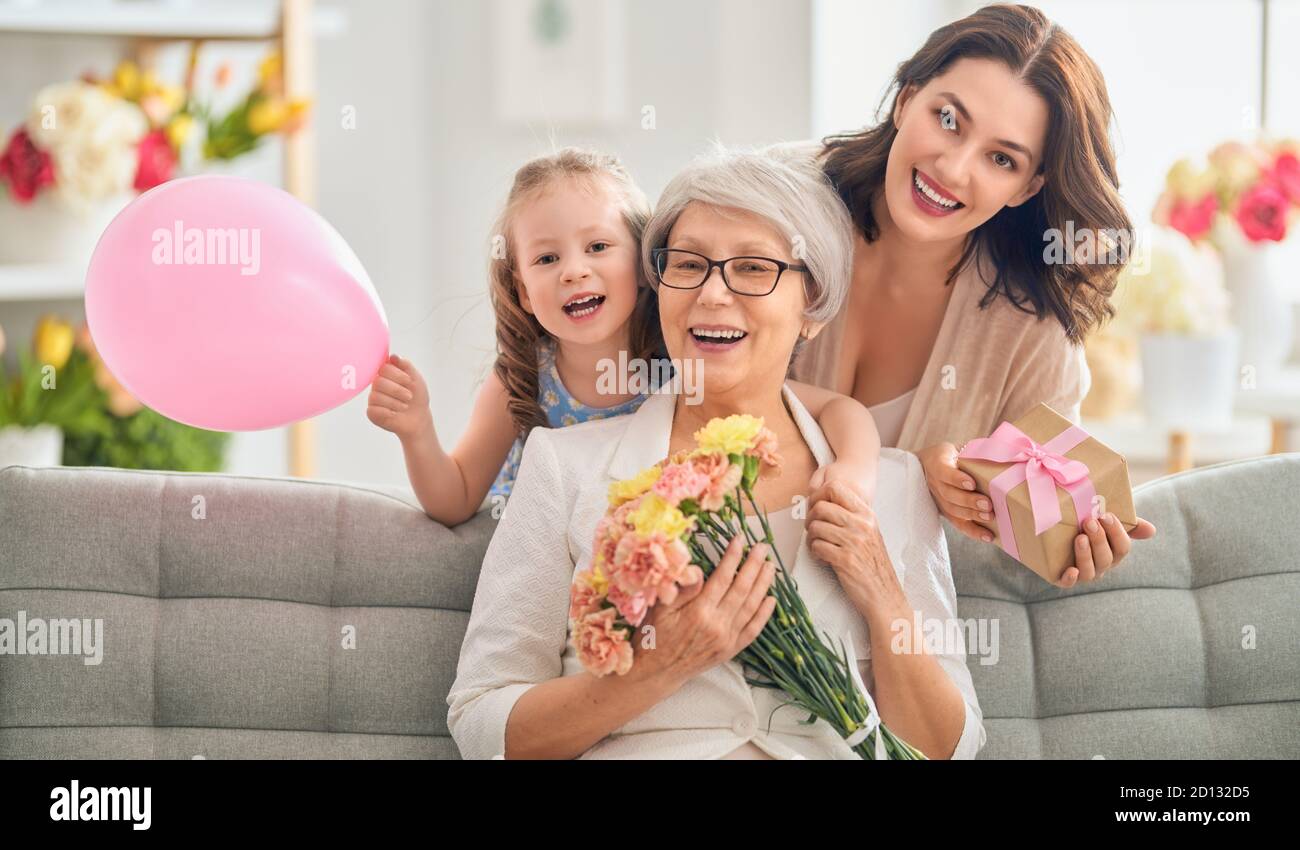 Bonne fête des mères ! L'enfant fille félicite maman et granny leur ...