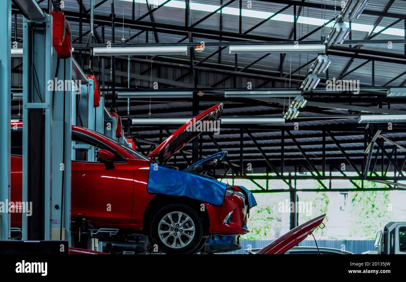Atelier de réparation automobile. La voiture Red SUV est ascenseur dans ...