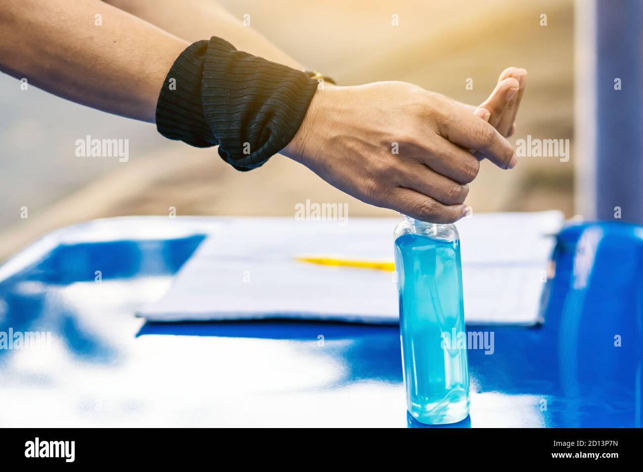 Flacon de gel alcoolisé bleu et registre sur le Tableau pour les ...