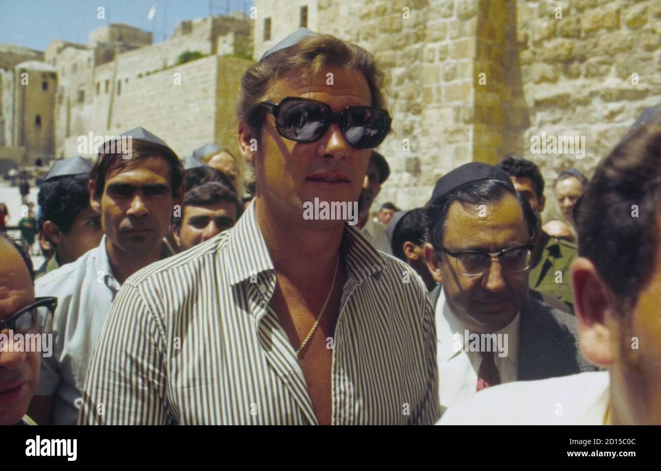Roger moore Banque de photographies et d’images à haute résolution - Alamy