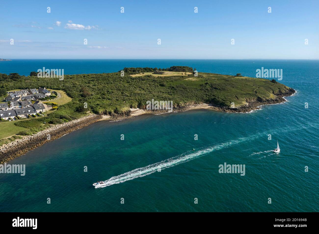 France, Morbihan, Presqu'île de Rhuys, Arzon, le cairn du petit-Mont à l'entrée du port du ...