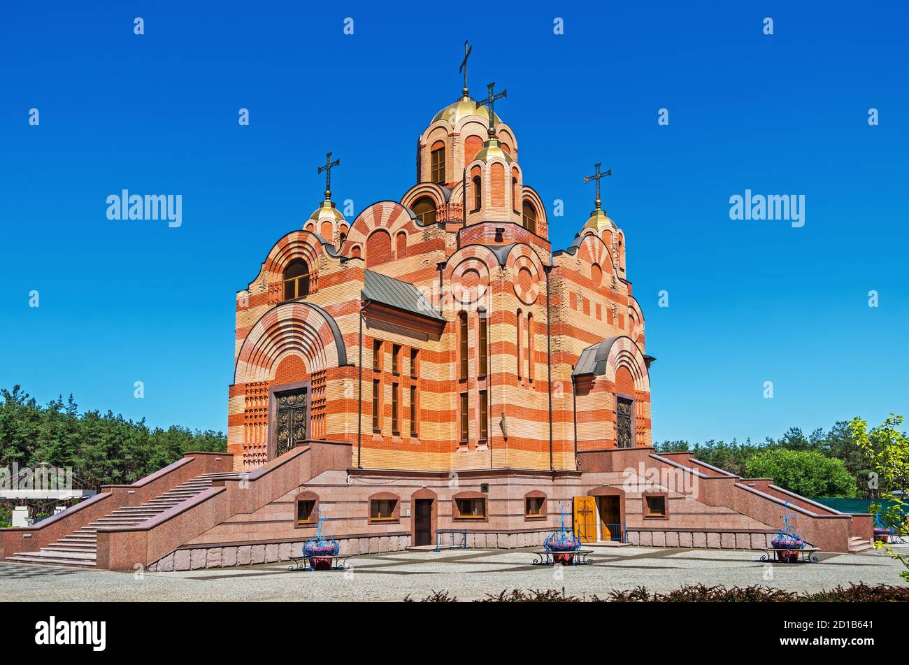 Église orthodoxe en brique rouge avec dômes dorés et fondations en ...