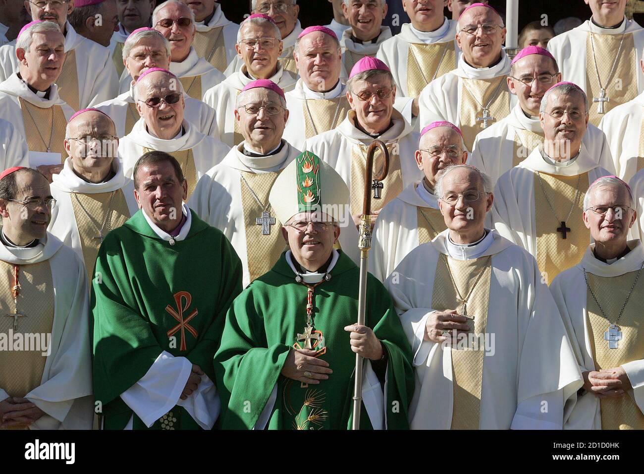 Le cardinal français Jean Pierre Ricard (C) pose une photo de famille ...