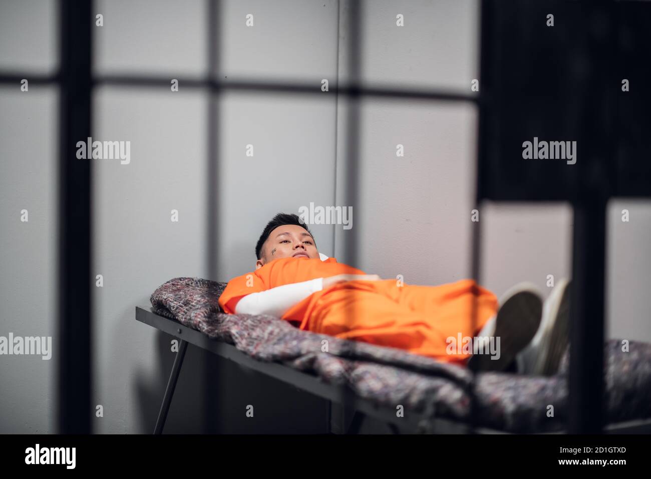 Prison uniform orange dans sa celulle Banque de photographies et d ...
