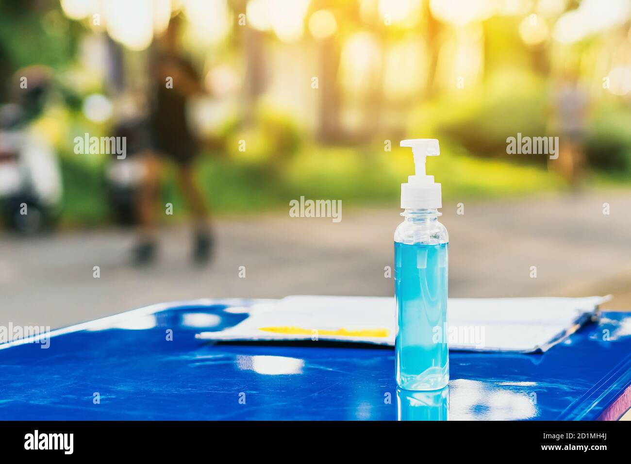 Flacon de gel alcoolisé bleu et registre sur le Tableau pour les ...