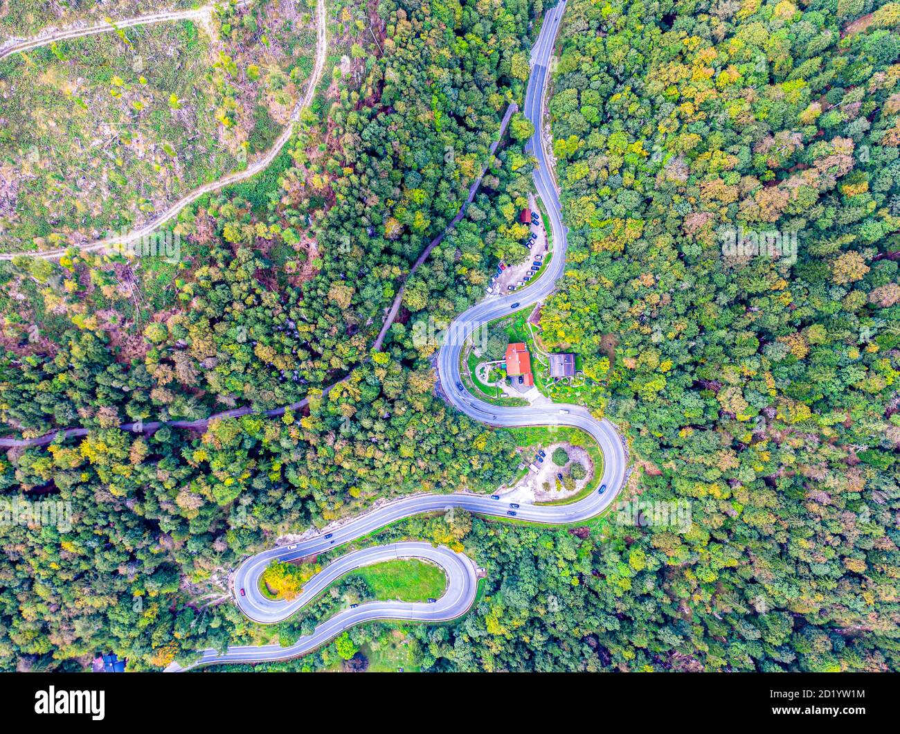 Vue par drone d'une route sinueuse Banque de photographies et d’images ...