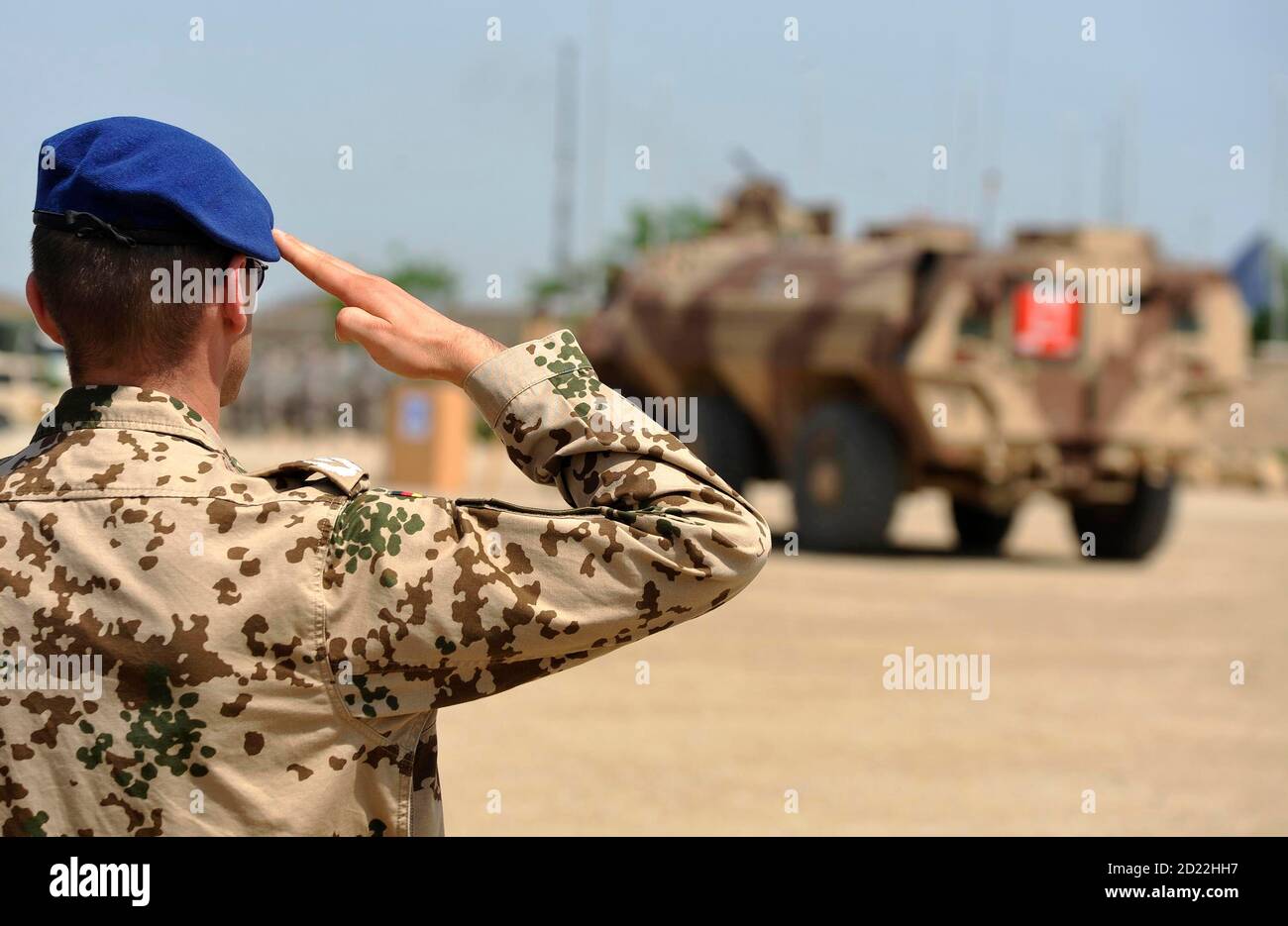 Soldier Carrying Wounded Comrade Banque d'image et photos - Alamy