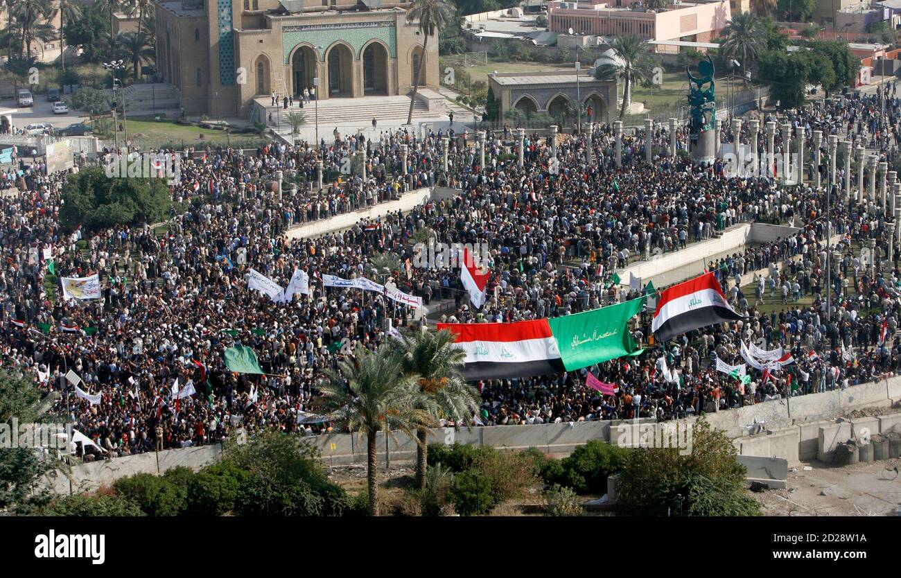 Saddam hussein statue baghdad Banque de photographies et d’images à ...