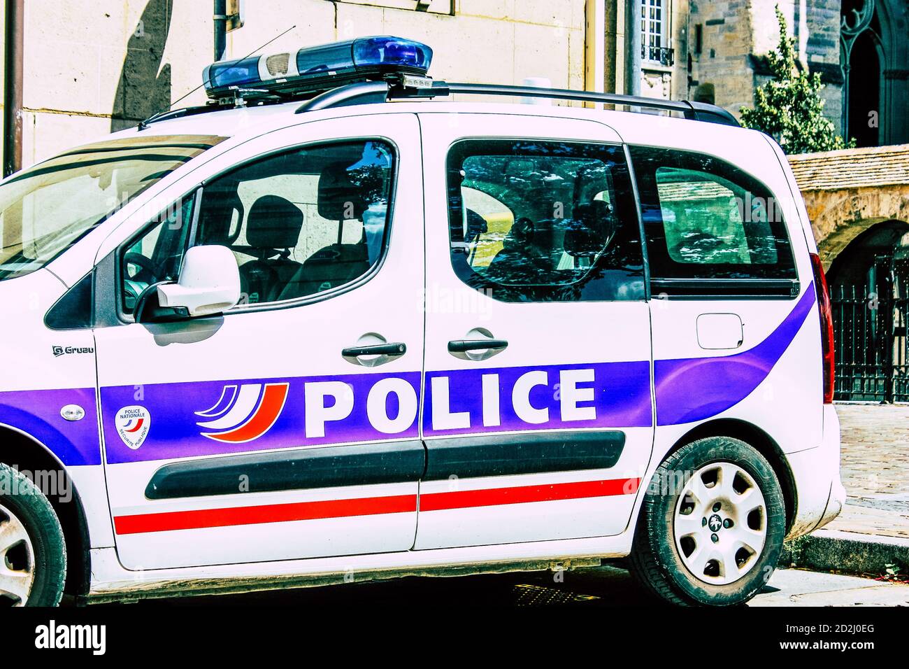 Gros plan d'une voiture de police officielle patrouiller dans les rues ...