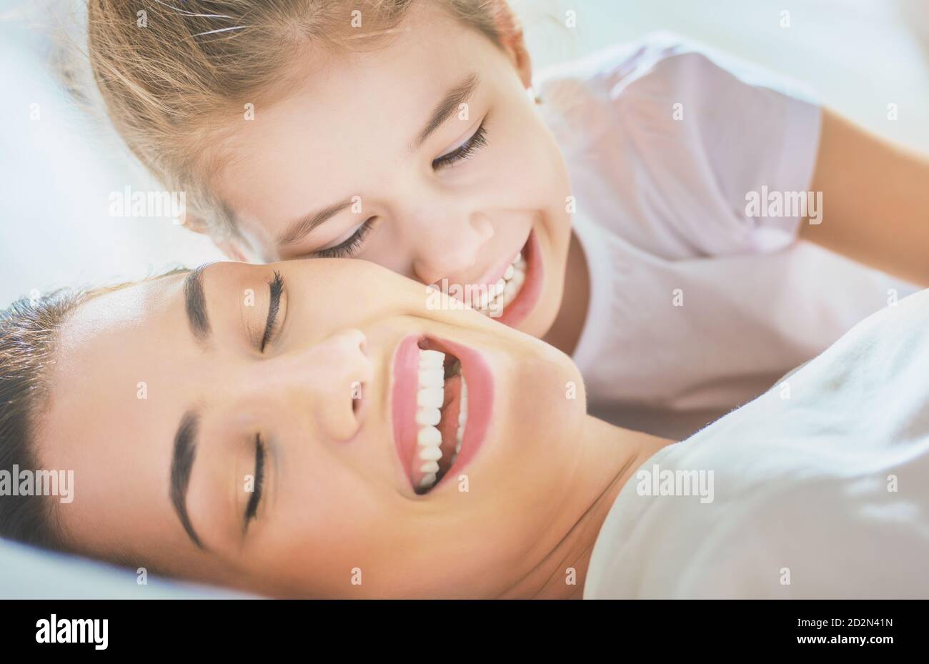 Bonne fête des mères ! Maman et sa fille fille fille fille jouent, sourient et embrasent ...