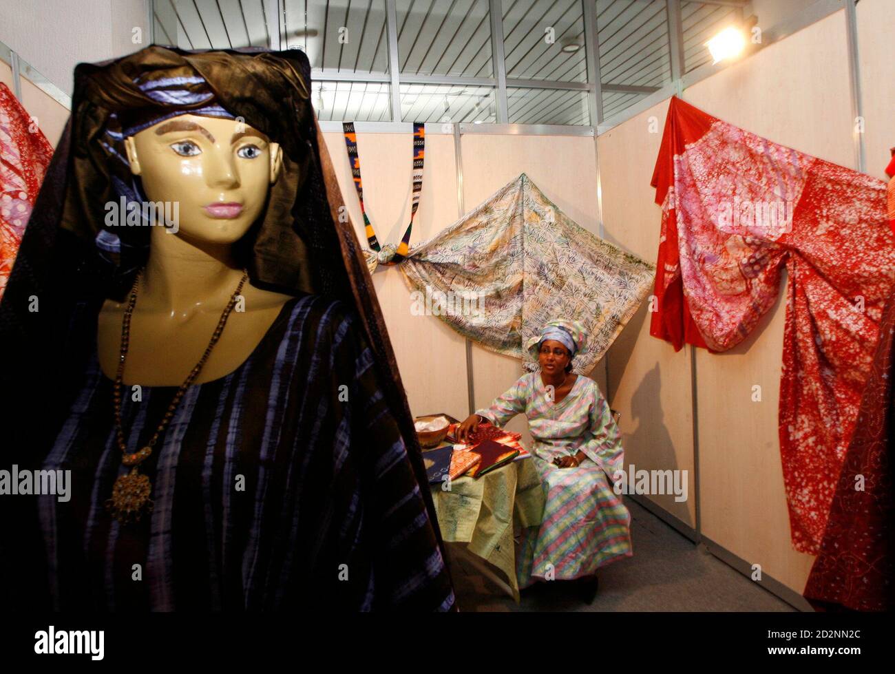 La couturier Diake Rokia (R) du Mali se trouve à son stand lors du ...