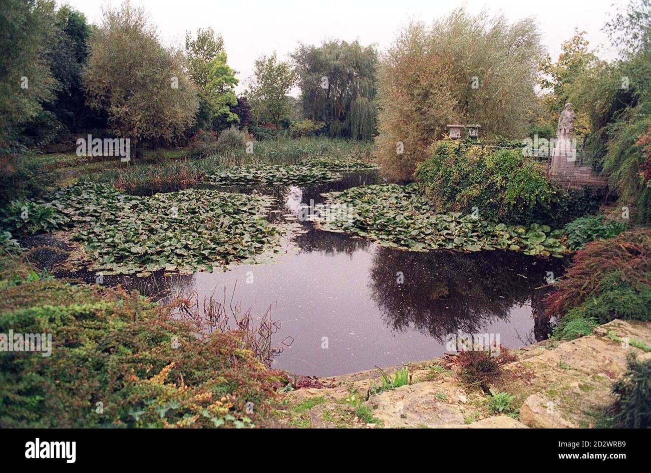 L'ancien étang du moulin recréé à l'extérieur de la salle de séjour de ...