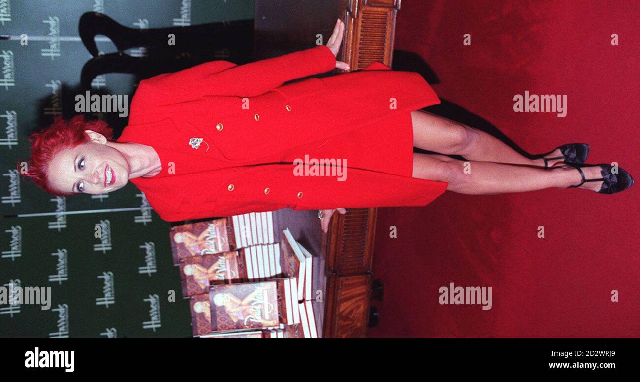 Paula Yates, présentatrice à la télé, au grand magasin Harrods de ...